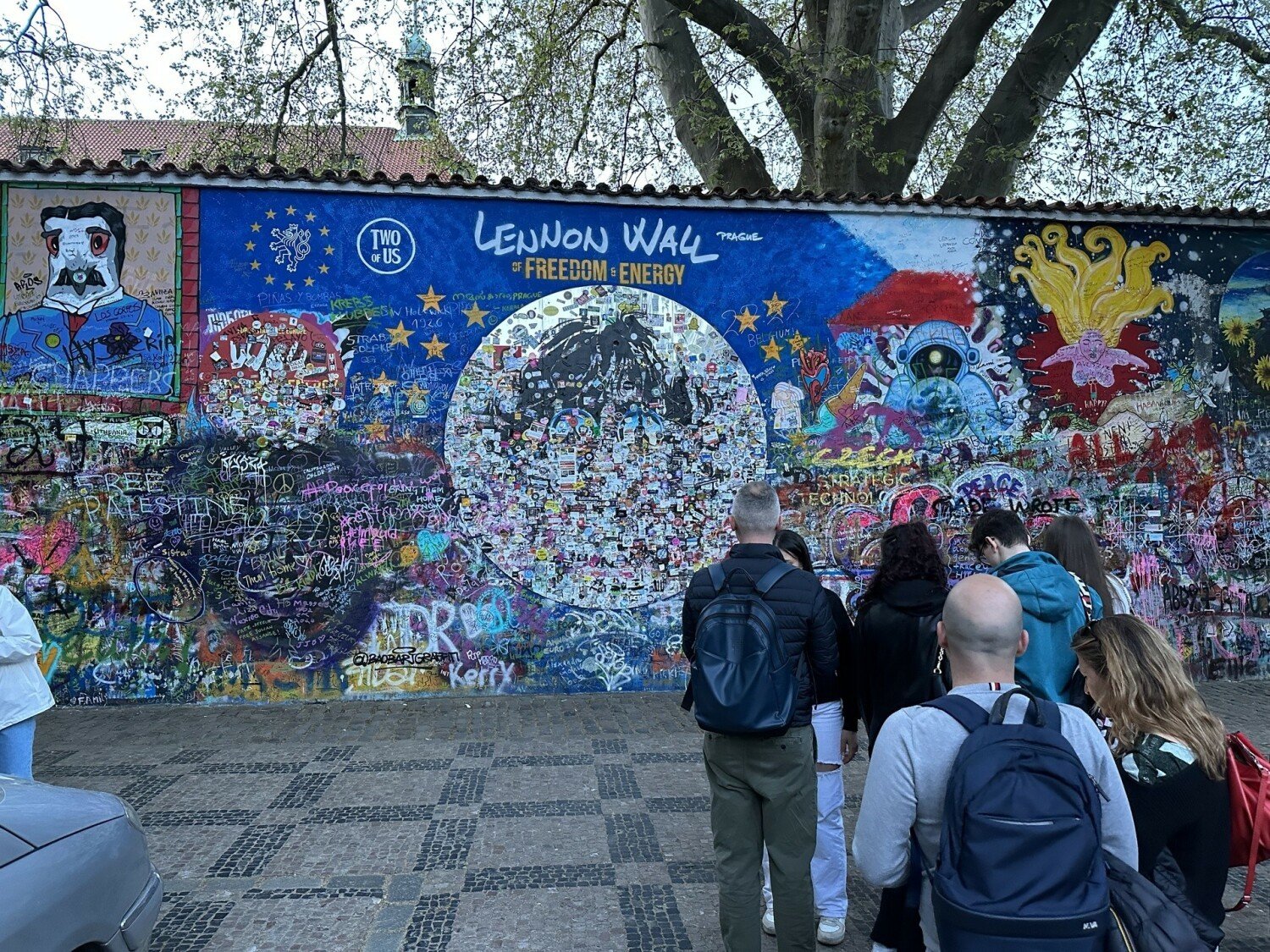 Ściana Johna Lennona w Pradze. Ciągle zmieniające się graffiti z ...