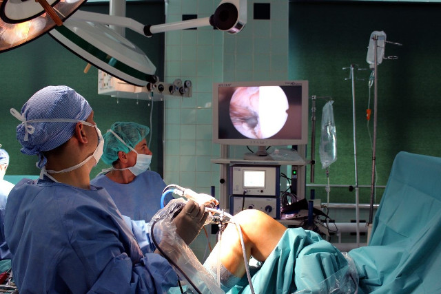 Nowatorska operacja więzadeł krzyżowych: hybrydowy implant naprawi ...