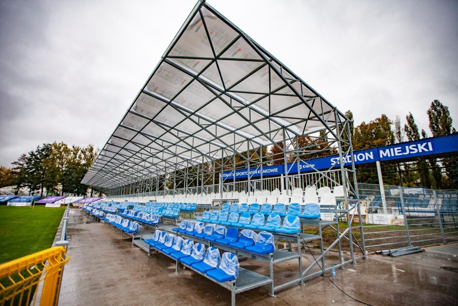 Hutnik Kraków. Stadion po remoncie i wizytacji PZPN. Jest nowa trybuna ...