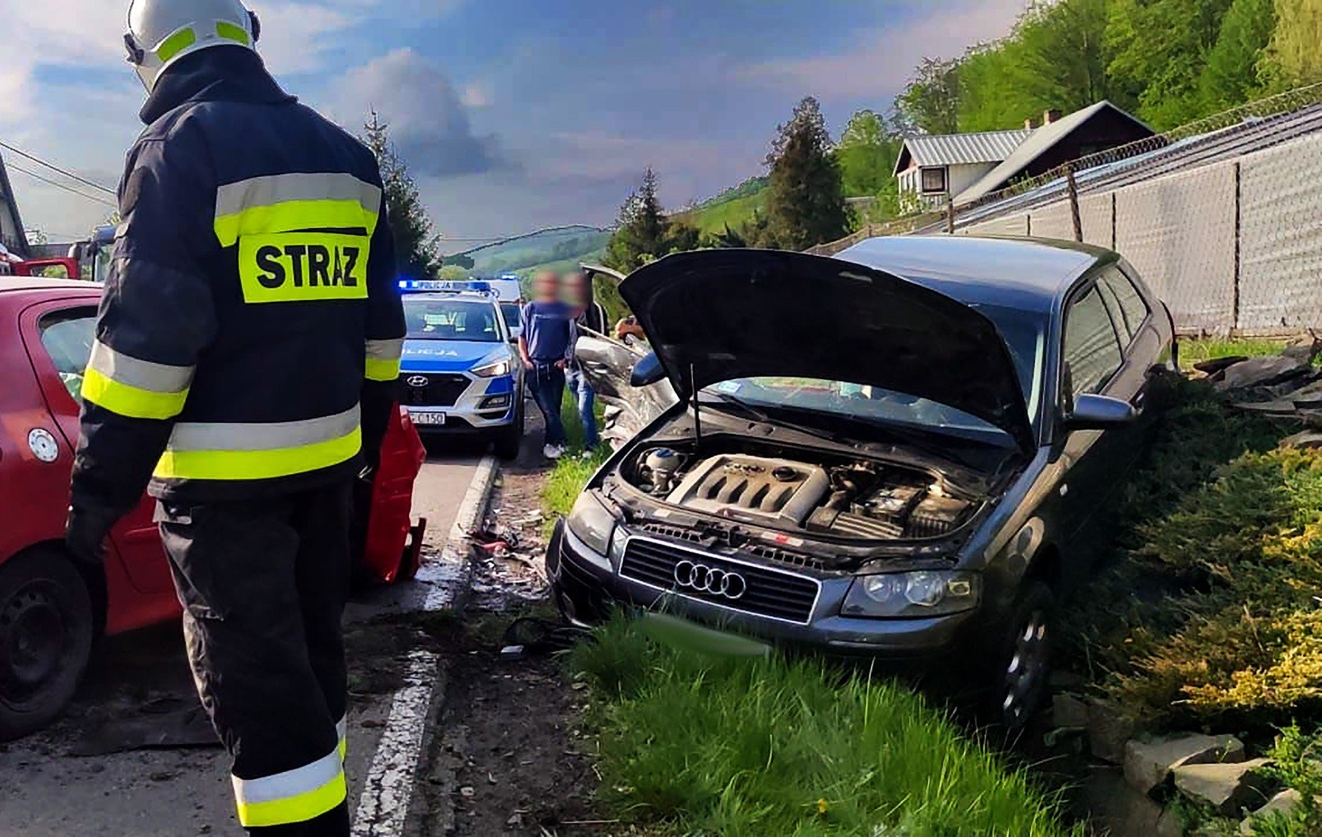 Dwa auta rozbite pod Limanową. Trzy osoby zabrane do szpitala | Gazeta ...