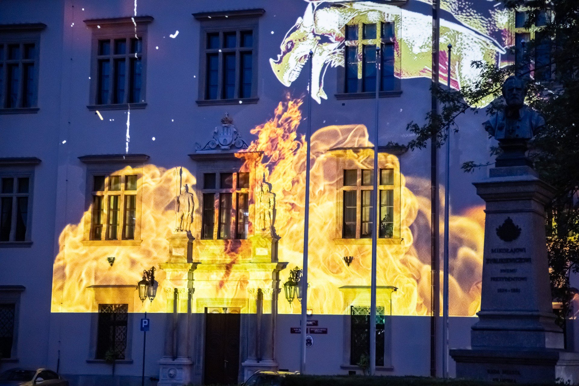 Kraków. Smok pojawił się nocą na budynku magistratu [ZDJĘCIA ...