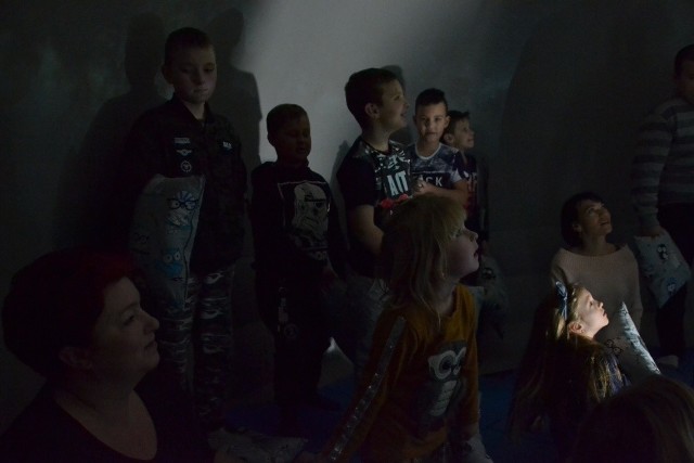 Dzieci w Wielgiem za sprawą mobilnego planetarium przekonały się, że ...