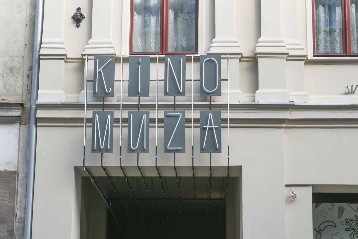 Poznań: Kino Muza wciąż w remoncie, ale już zamontowano nowy neon ...