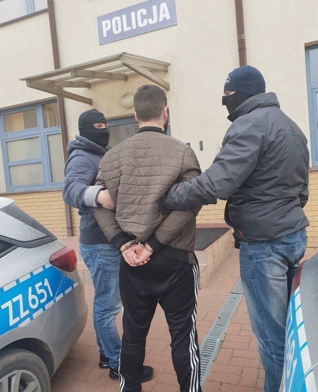 Policjanci z Komendy Wojewódzkiej w Radomiu zatrzymali mężczyznę. Był ...
