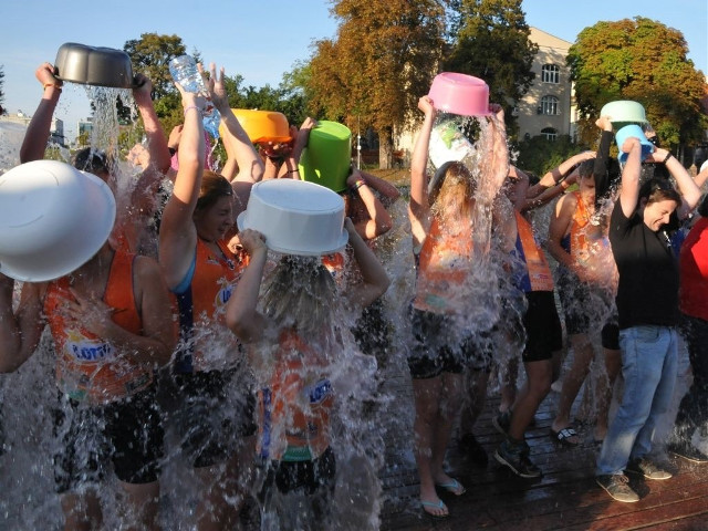 Leją wodę, ale wiedzą w jakim celu! Ice Bucket Challenge w Zespole ...