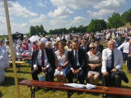 20-lecie pielgrzymki Ojca Świętego do Sandomierza. Tłumy na błoniach ...