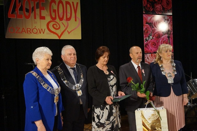 Złote Gody w Ożarowie. Piękny jubileusz obchodziło 28 par. Zobacz ...