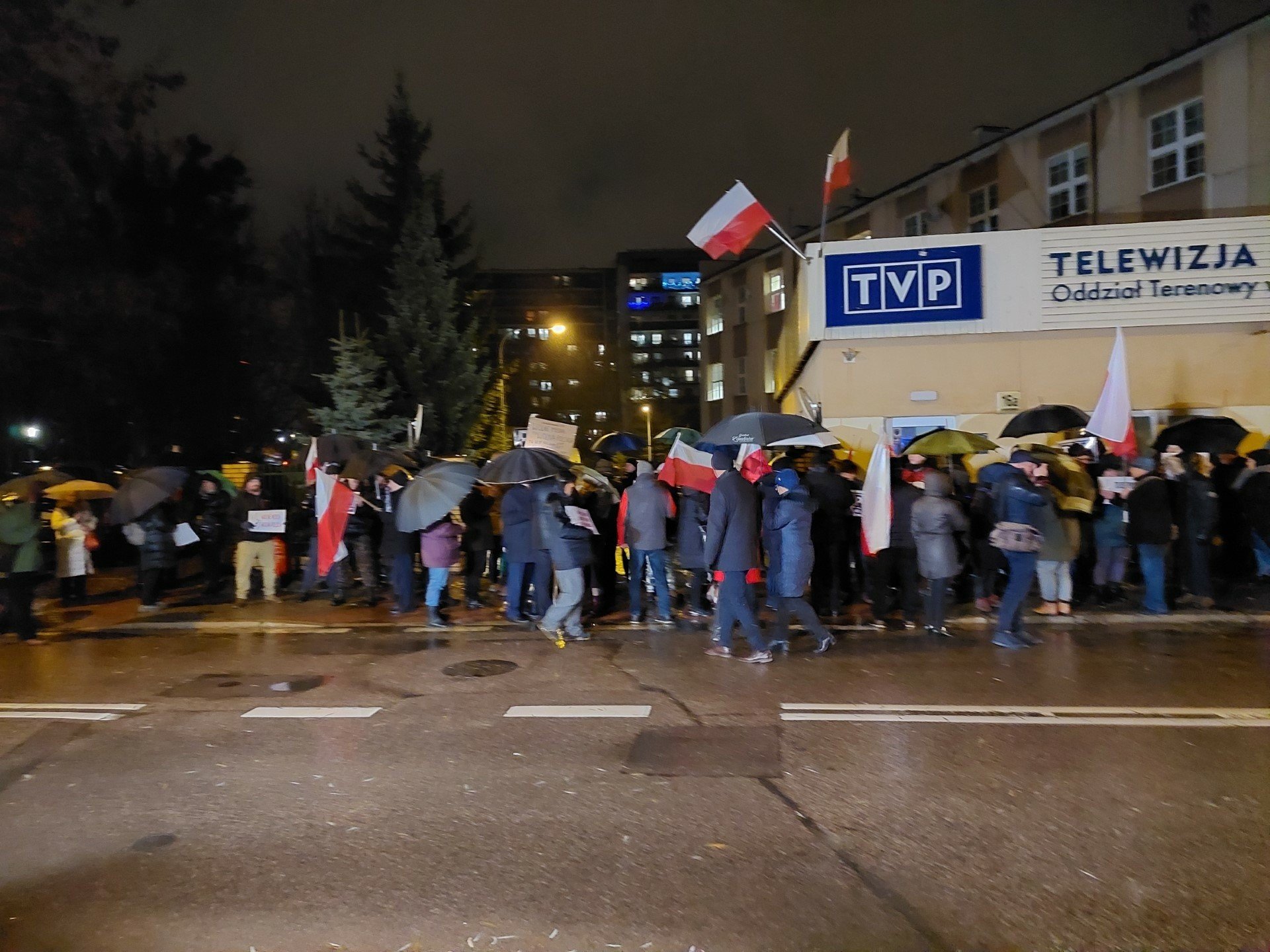 Protest pod TVP 3 Białystok. Demonstranci sprzeciwiają się wprowadzanym ...