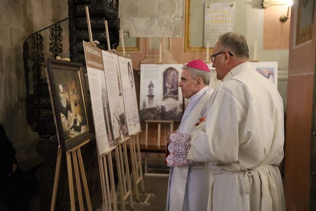 Biskup Krzysztof Nitkiewicz otworzył wystawę w opatowskiej kolegiacie ...