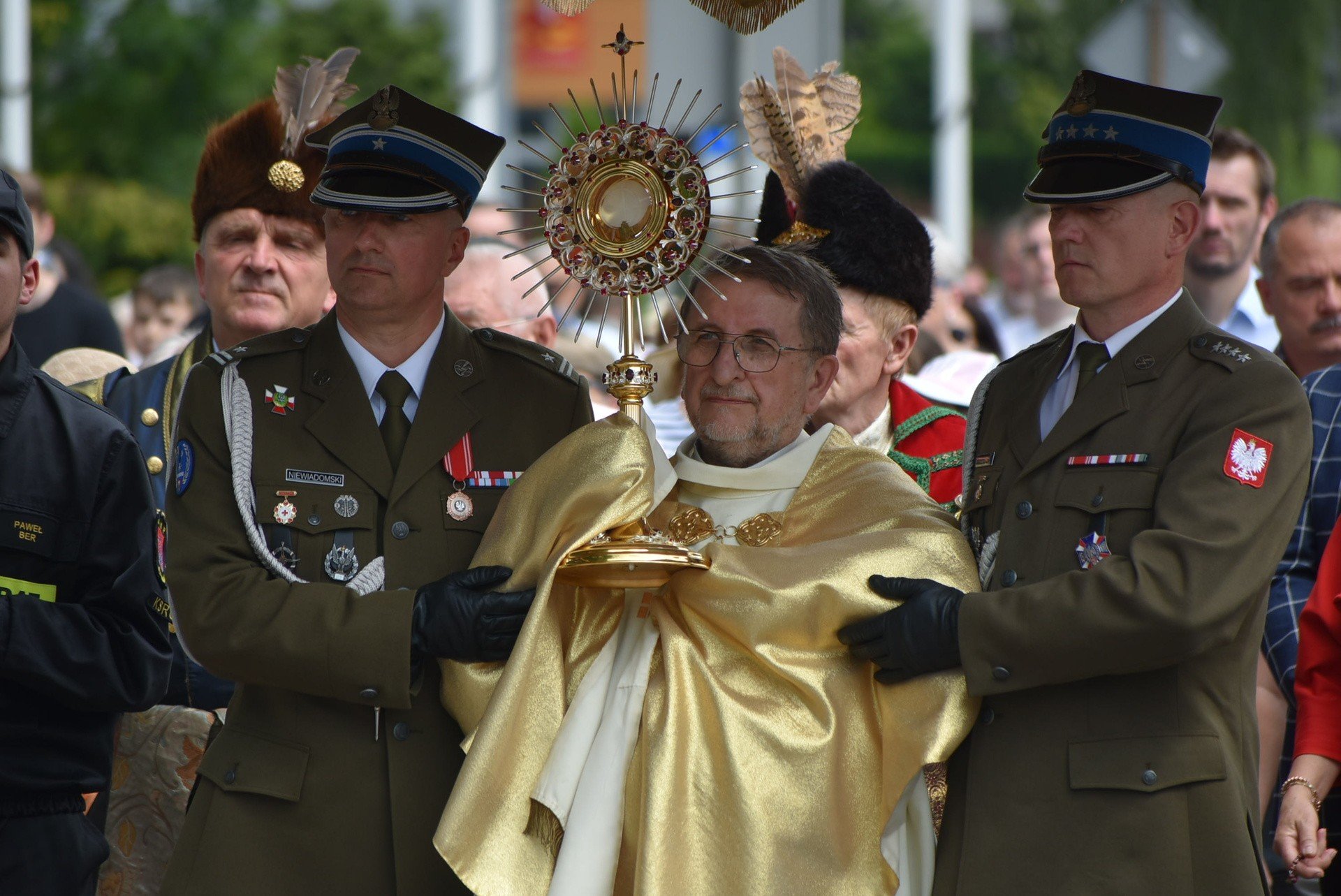 Tłumy sieradzan na procesji Bożego Ciała, która wyszła z Bazyliki ...