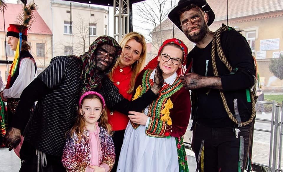 Pędzi ulicami Siuda Baba. Umorusana postać pojawia się pod Krakowem ze ...