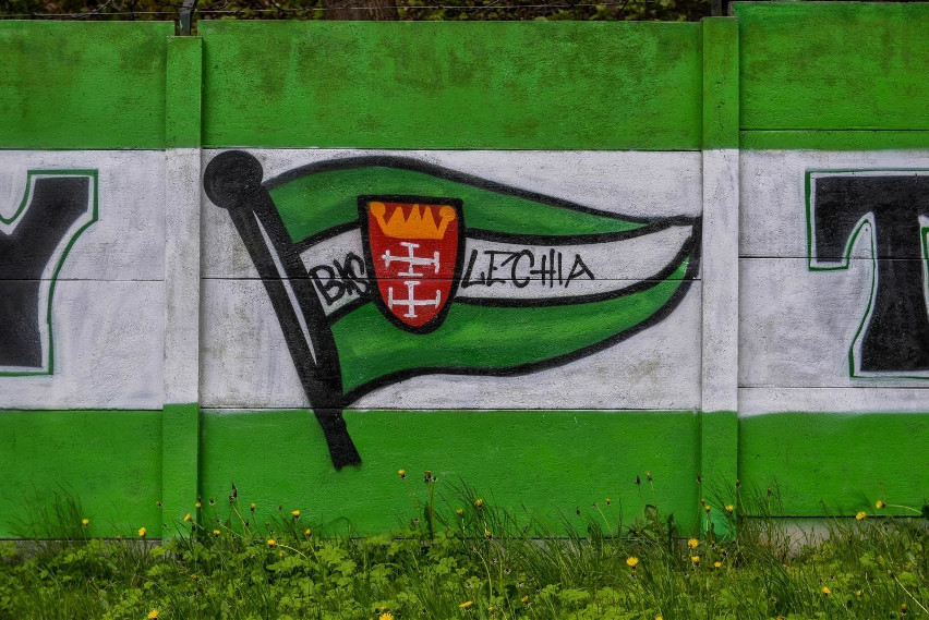 Graffiti kibiców Lechii zlokalizowane w różnych dzielnicach Gdańska ...