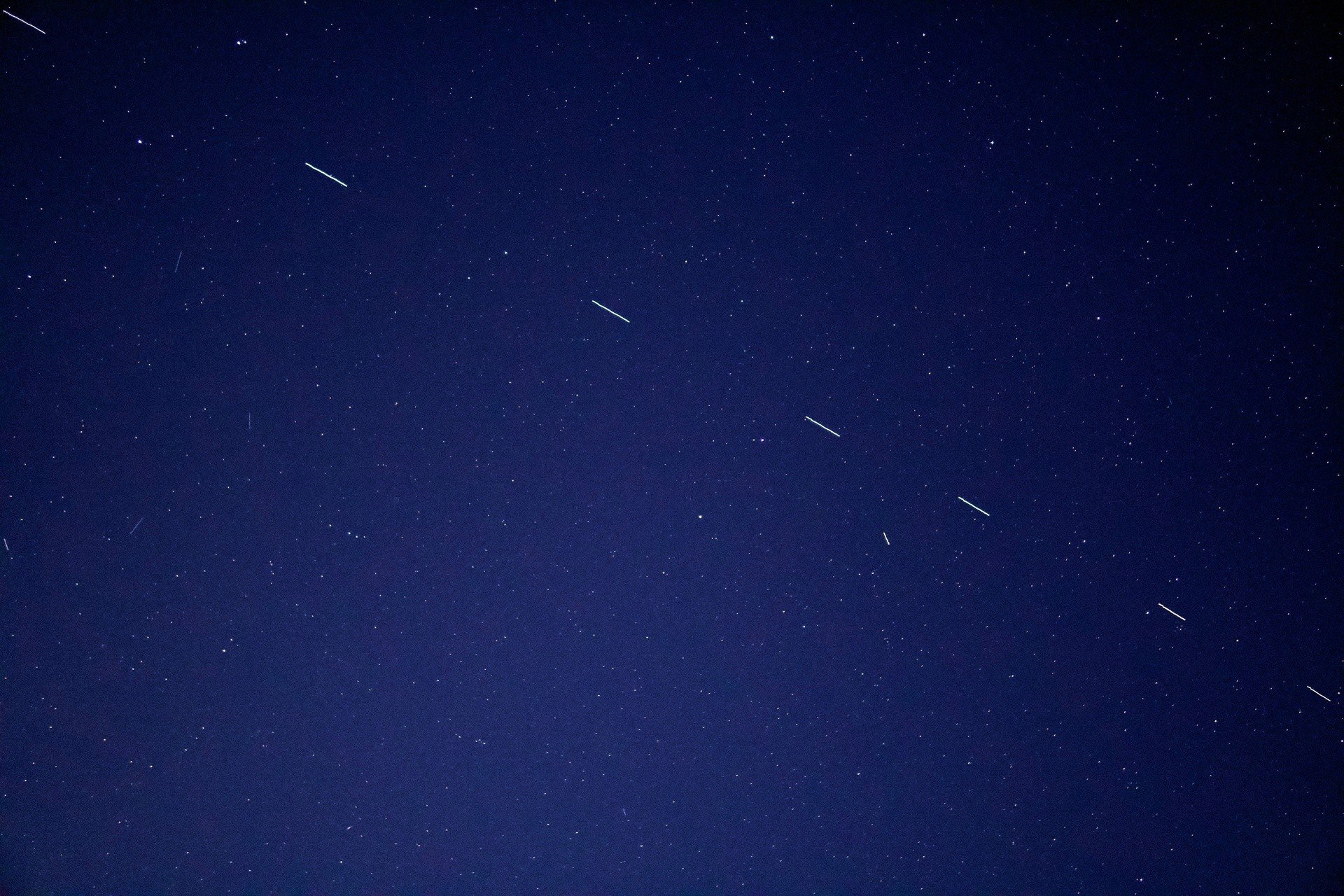 SpaceX usunie 100 satelitów Starlink z orbity. Dlaczego? | Nowiny