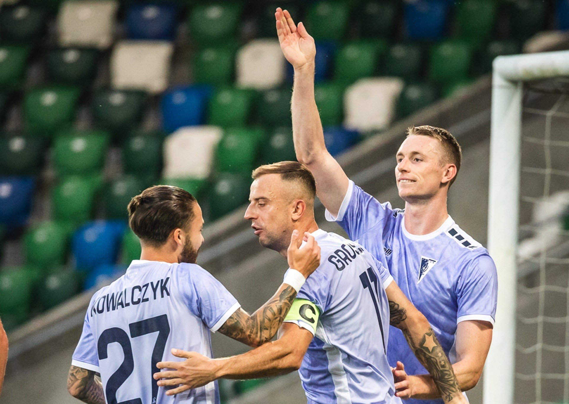 Mariusz Malec świetnie wypadł w obronie i w polu karnym Linfield [OCENY ...