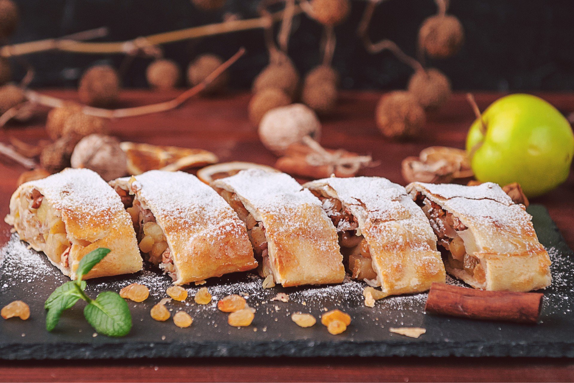 Strudel z jabłkami – przepis na wiedeńskie ciasto | Strona Kuchni