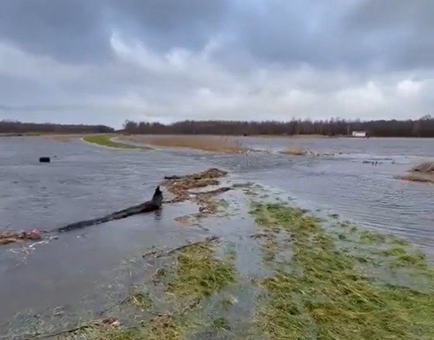 Rzeka Łeba przerwała wał w okolicy miejscowości Poraj w gminie Wicko w ...