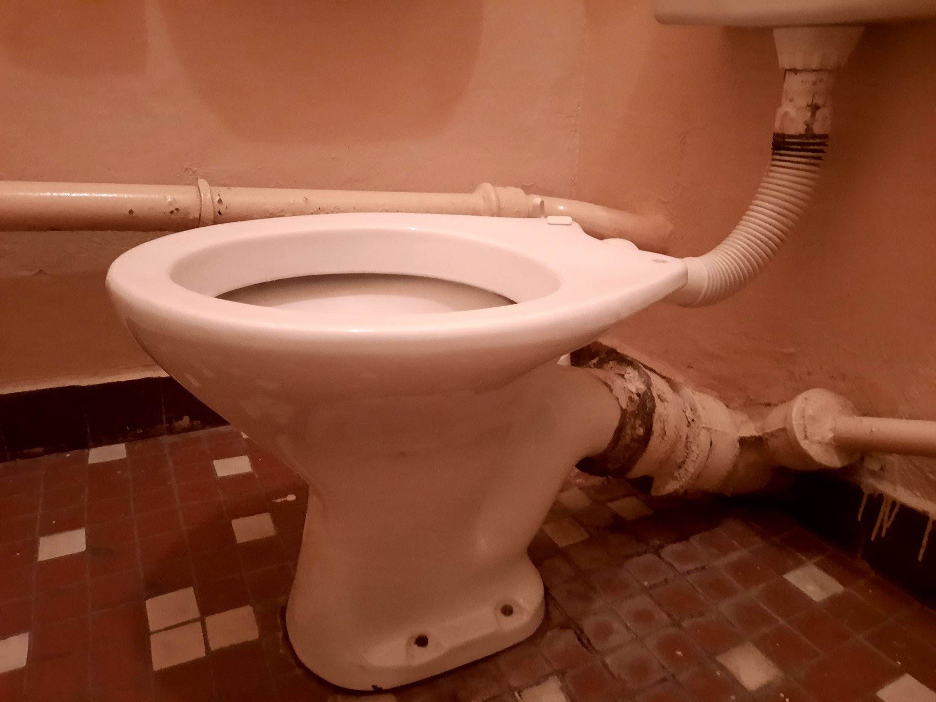 Kibel wstydu w bytowskiej przychodni. Lepiej jest w miejskim szalecie ...