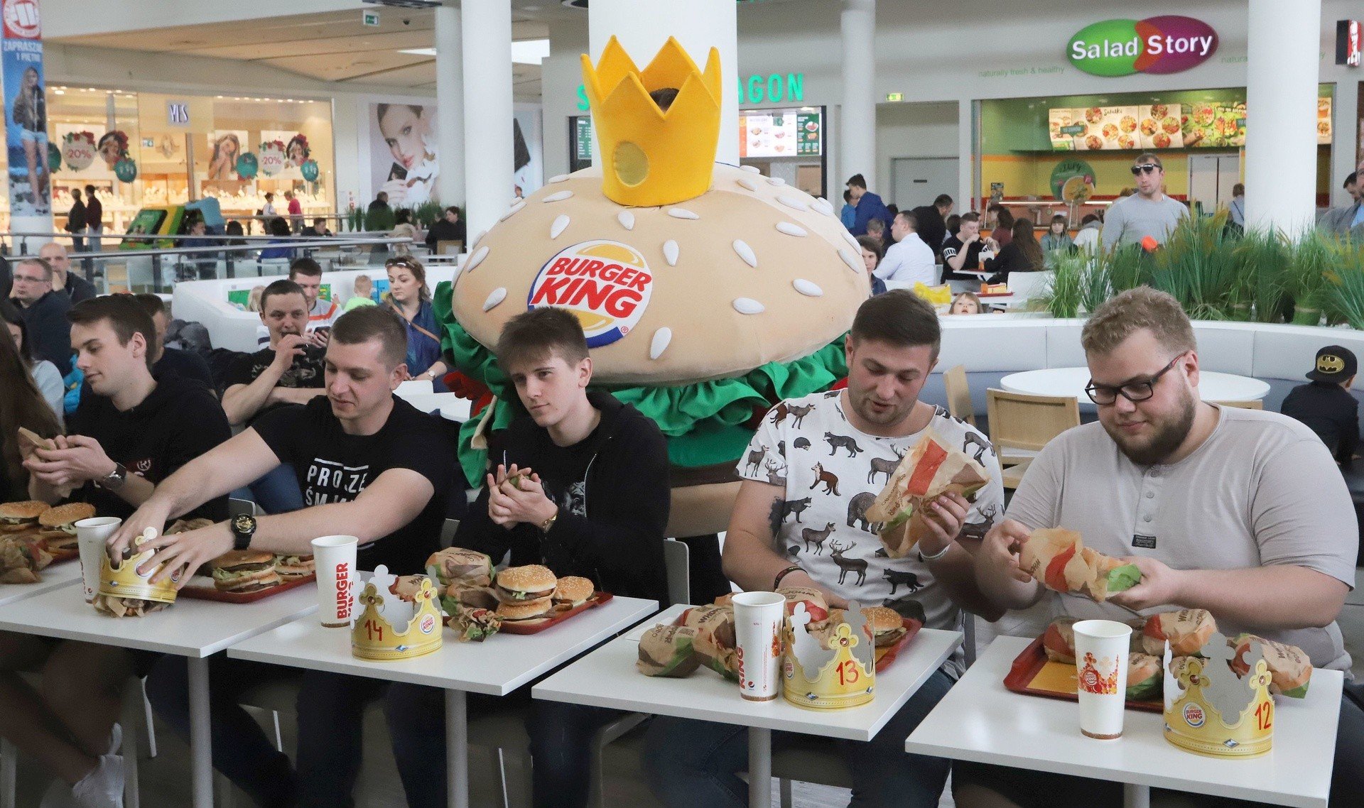 Radom. Mistrzostwa w jedzeniu burgerów na czas w restauracji Burger ...
