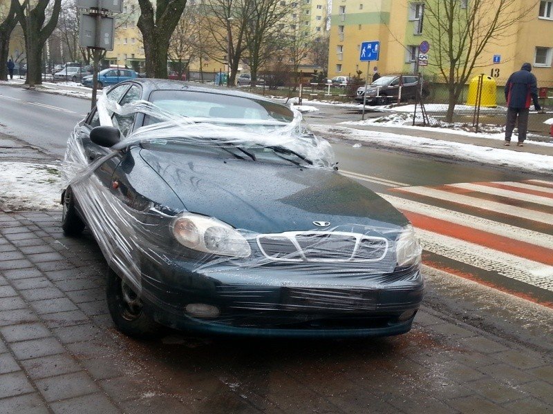 Rozbite auto „zabezpieczyli” folią na ul. Tuszyńskiej w Łodzi! [ZDJĘCIA ...