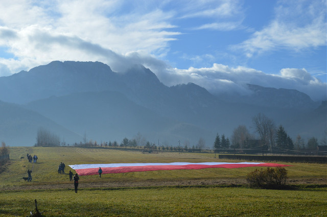 Zakopane. Gigantyczna flaga Polski pod Giewontem | Dziennik Polski
