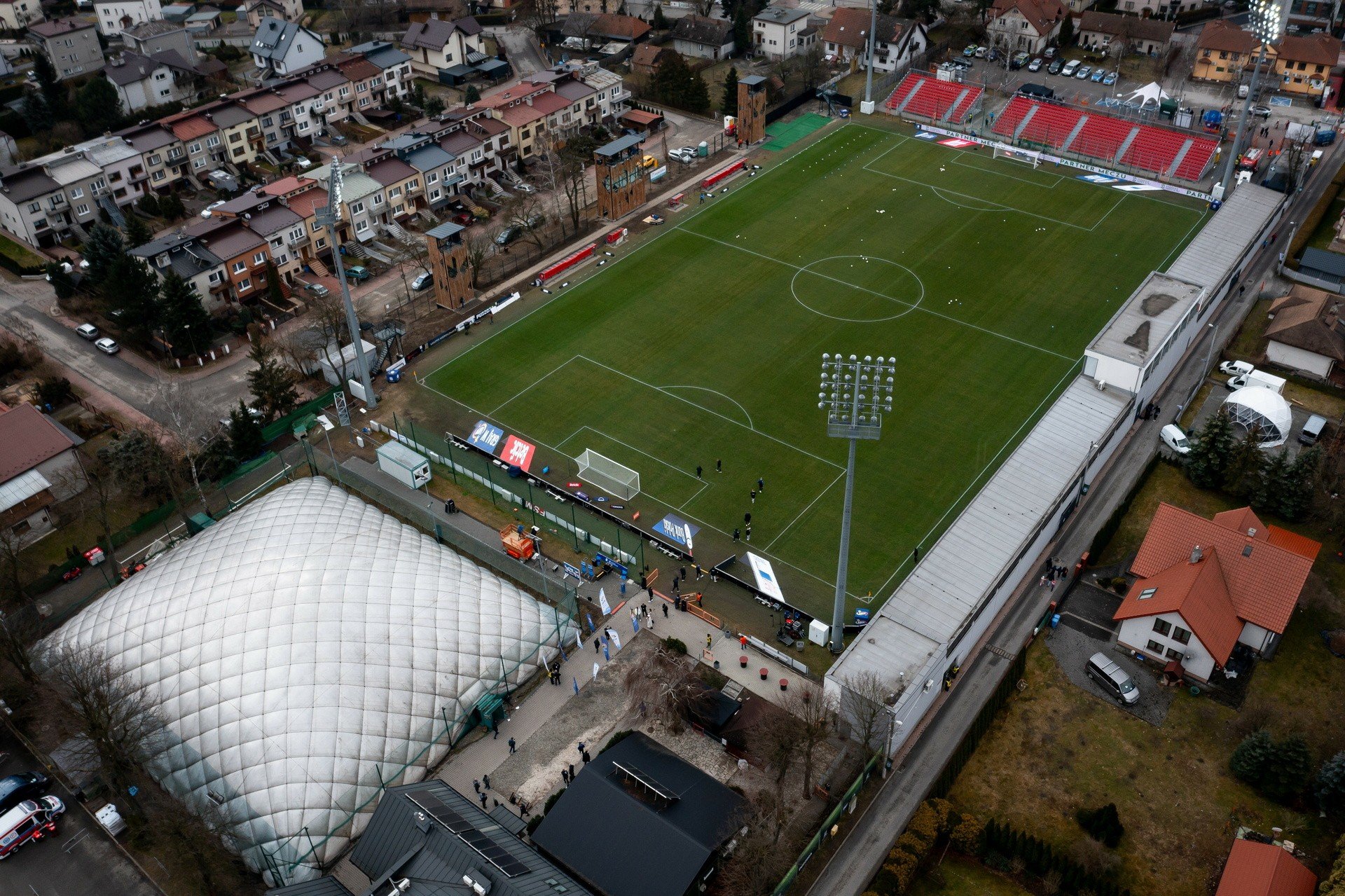 Stadion Puszczy Niepołomice po remoncie. Mamy nowe zdjęcia z drona ...
