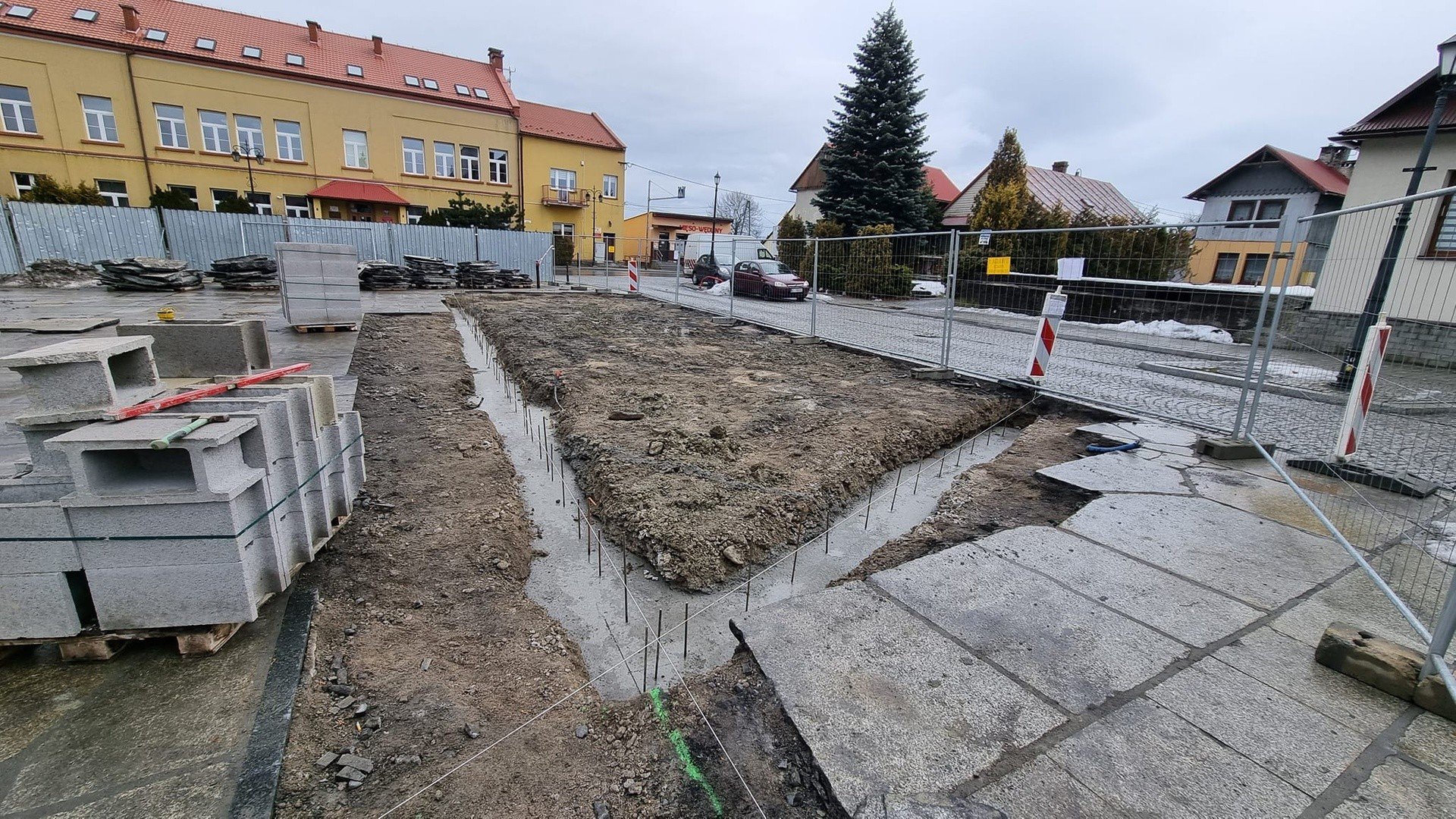 Betonoza ustąpi zieleni. Prace na rynku w Tymbarku postępują. Wójt ...