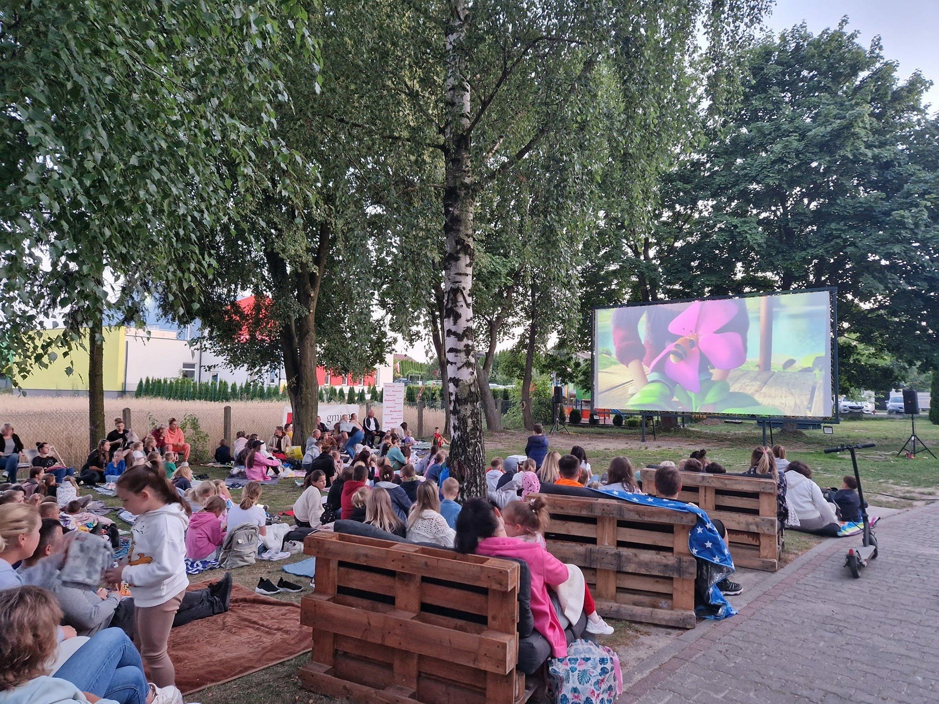 Udany seans Kina na trawie w Przytyku. Na rodzinny film przyszło wiele ...