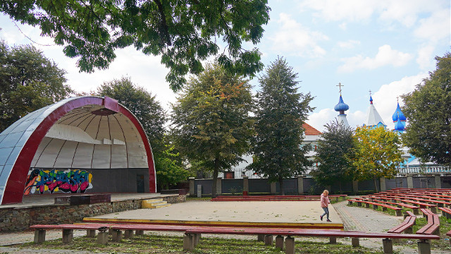 Bielsk Podlaski. Nowe graffiti wewnątrz muszli koncertowej w Parku ...