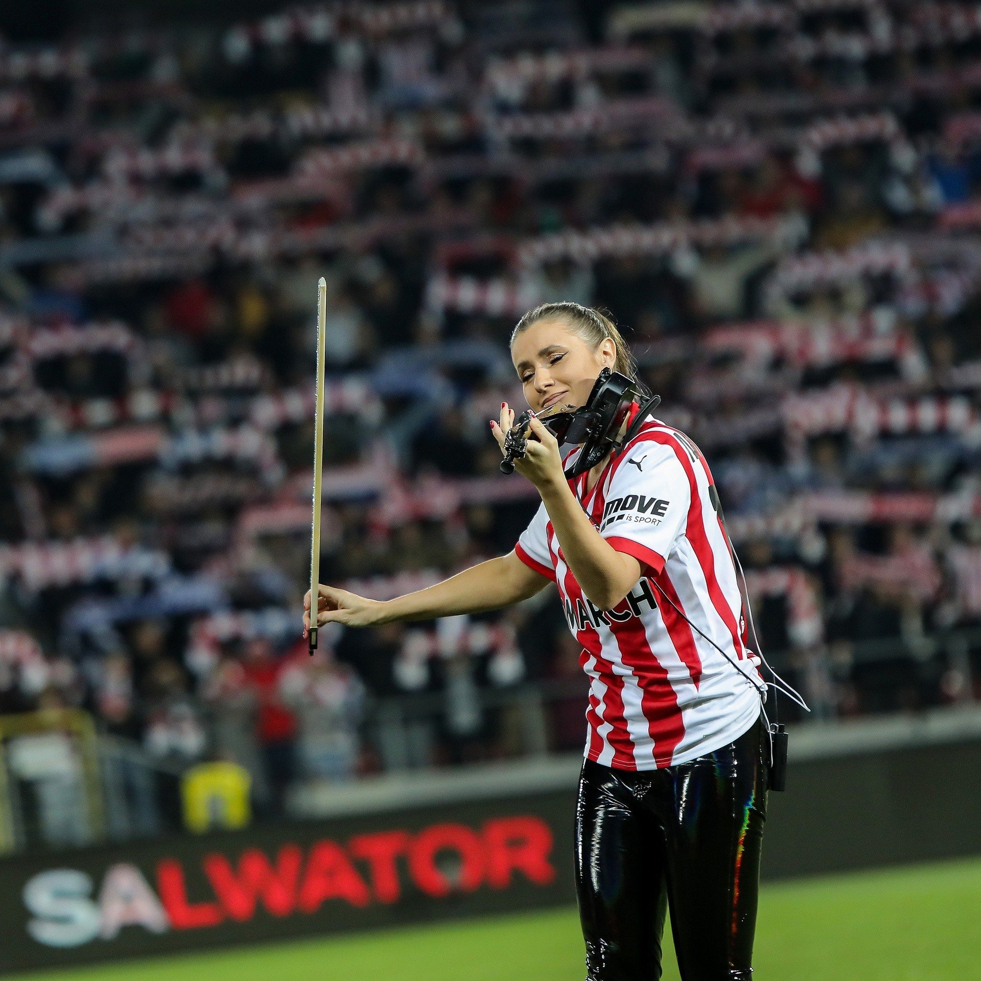 Piękna skrzypaczka zachwyciła kibiców Cracovii. Kim jest? | Gazeta ...