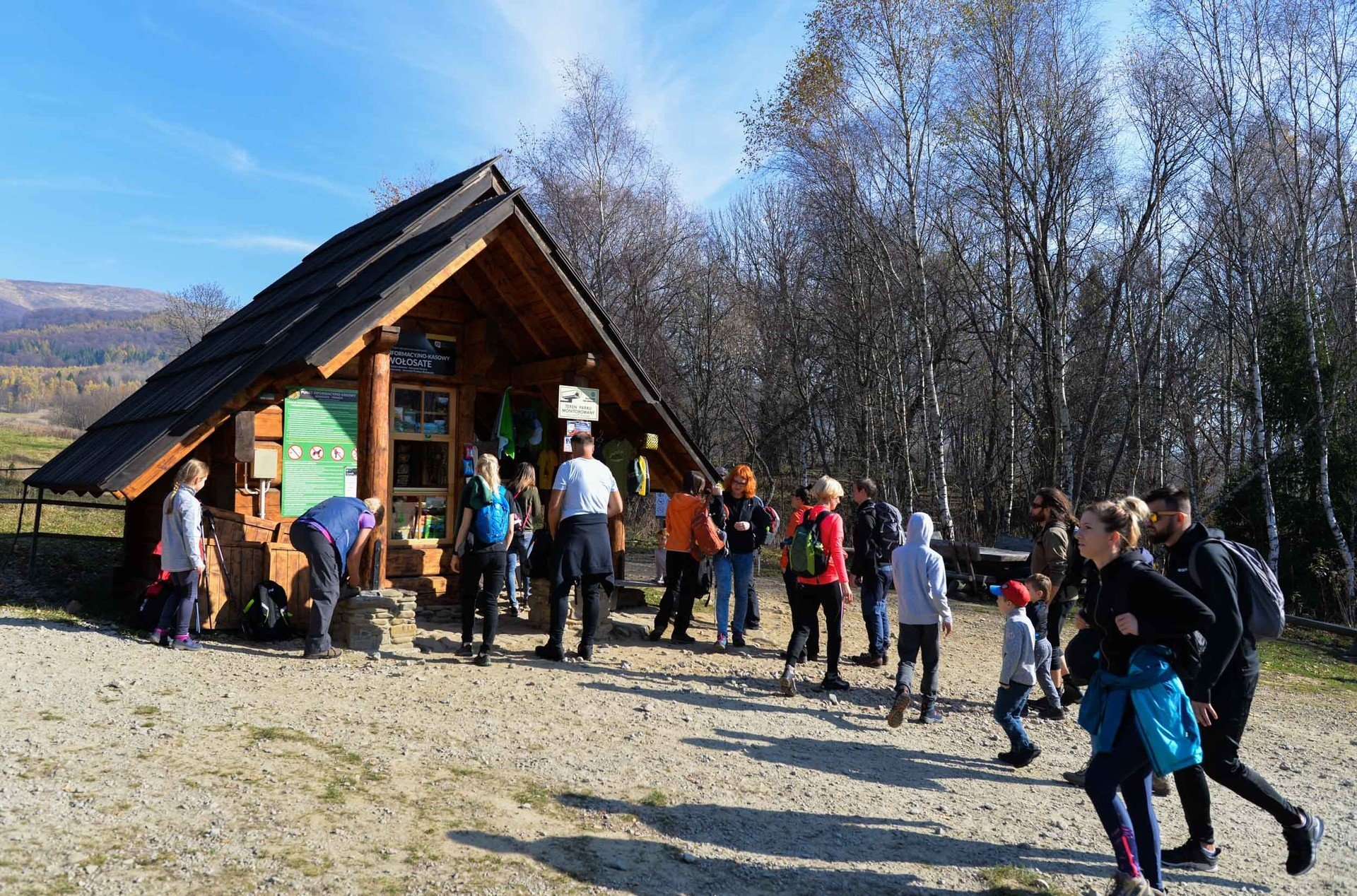 Bieszczady. Turyści na szlaku Wołosate-Tarnica w piękny jesienny dzień ...
