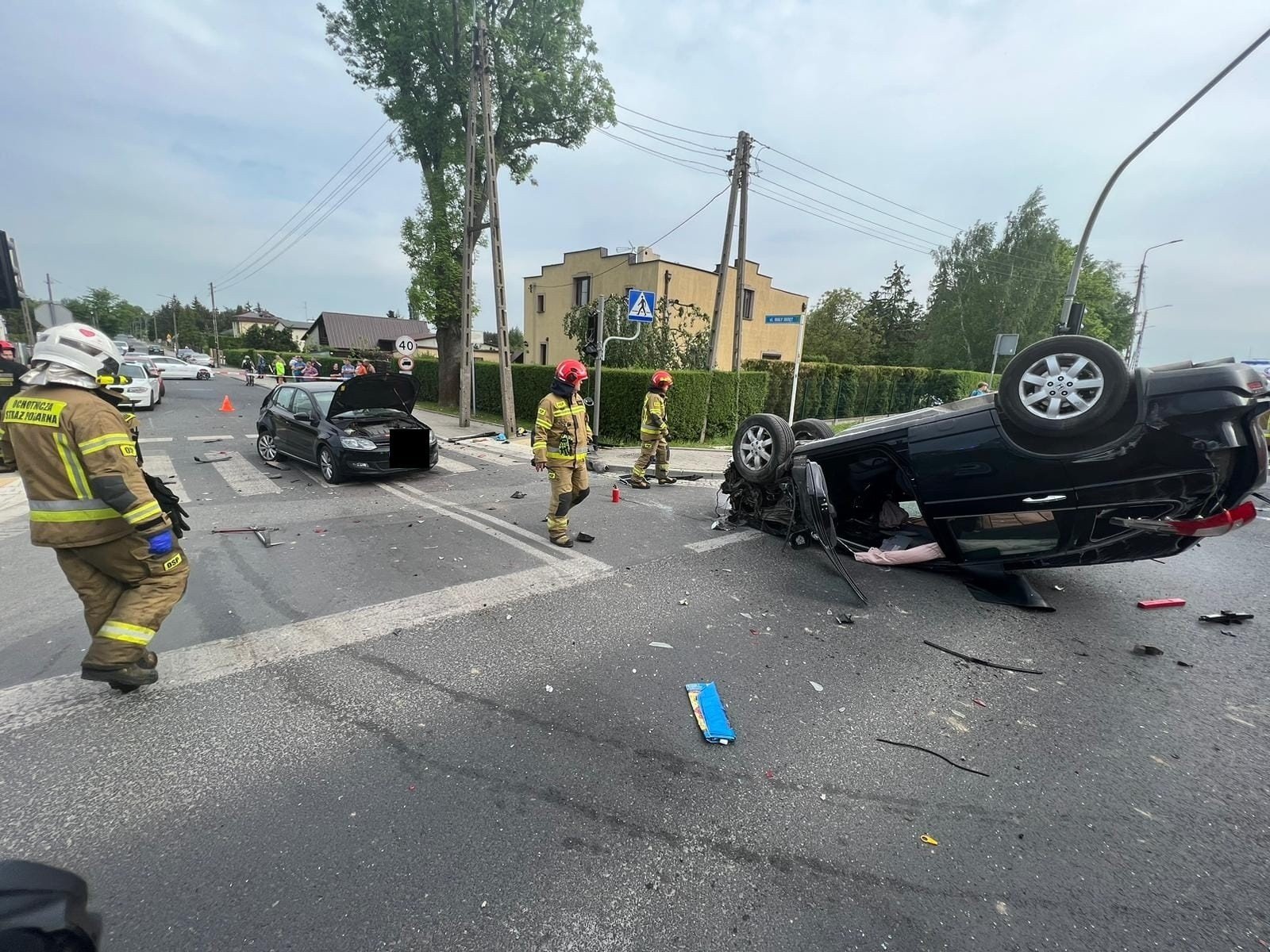 Wypadek na granicy Łodzi i Ksawerowa. Sprawca dachował. Trzy rozbite ...