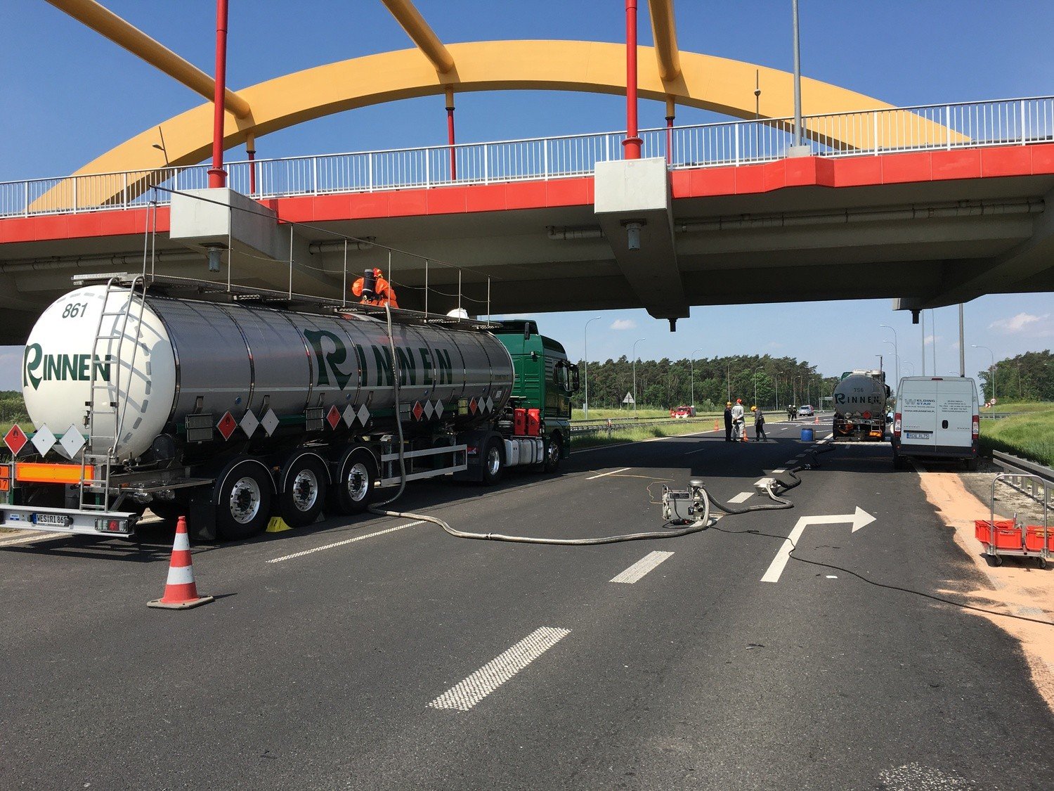 Wypadek na A1 pod Kutnem. Po zderzeniu busa z cysterną wycieka ...