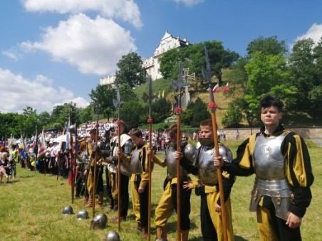 20-lecie pielgrzymki Ojca Świętego do Sandomierza. Tłumy na błoniach ...