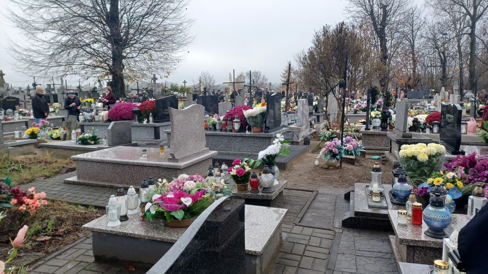 Mieszkańcy odwiedzają groby bliskich na cmentarzu w Wierzbicy ...