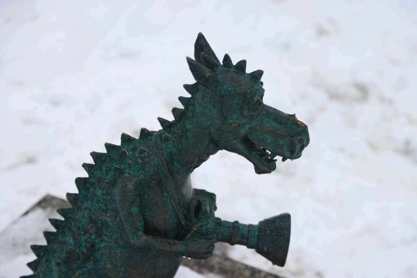 Zdewastowana najnowsza atrakcja Krakowa. Figurka Smok Turysta z urwanym ...