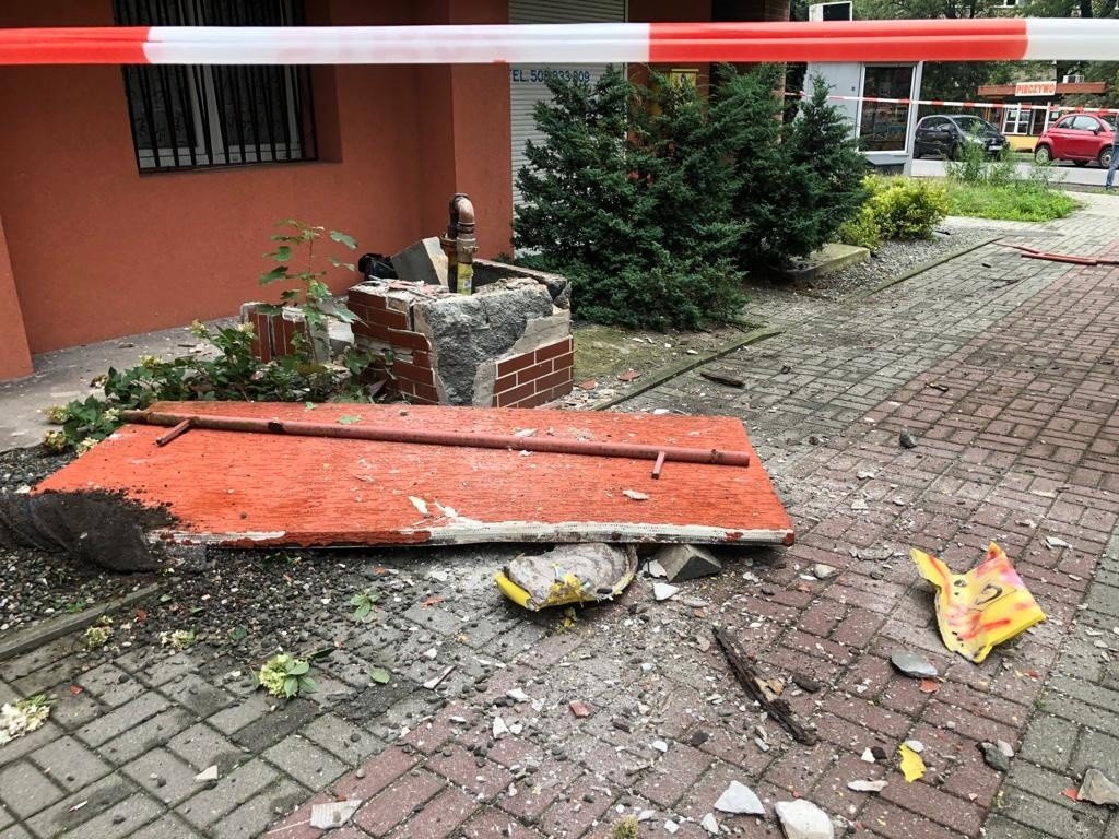 Katowice. Na chodnik spadł balkon. Akcja straży pożarnej przy ulicy ...