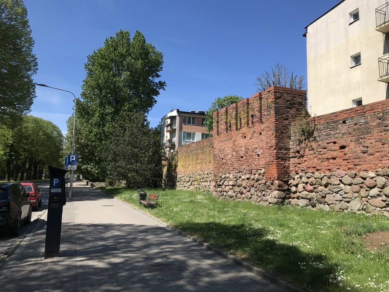 Średniowieczny zabytkowy mur obronny w Słupsku do rozebrania i ...