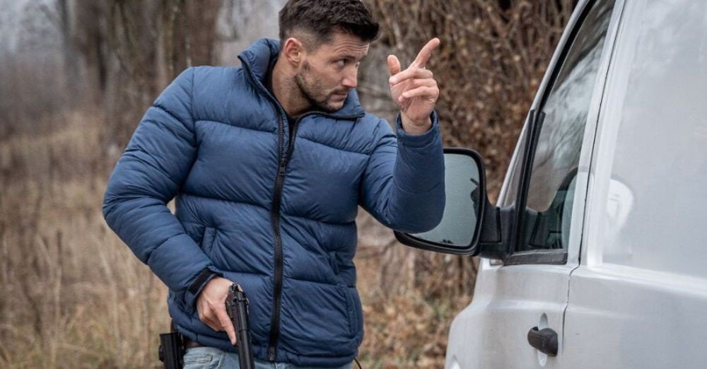 Piotr Mróz z serialu "Gliniarze" to prawdziwe ciacho. Zobacz, jak ...