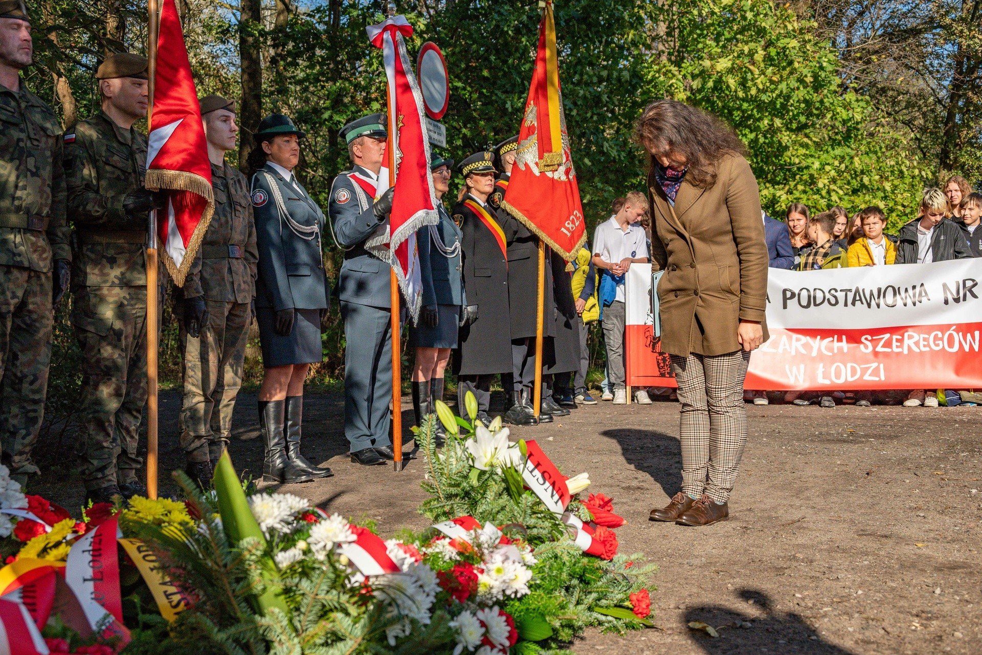 Uroczystości przed obeliskiem i lekcja historii na Brusie w Łodzi. W ...