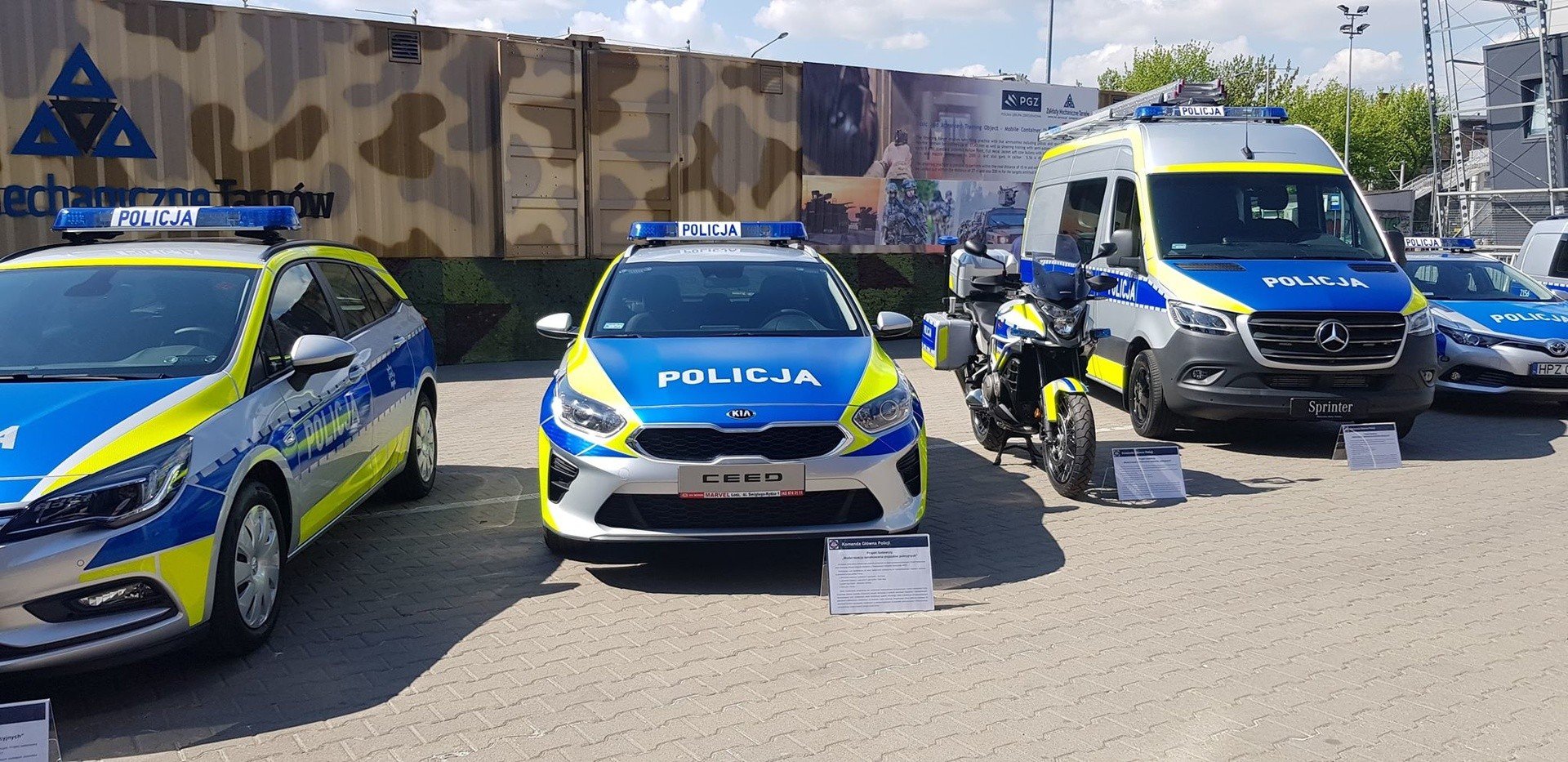 Czy tak mogą wyglądać policyjne radiowozy z nowym malowaniem i ...