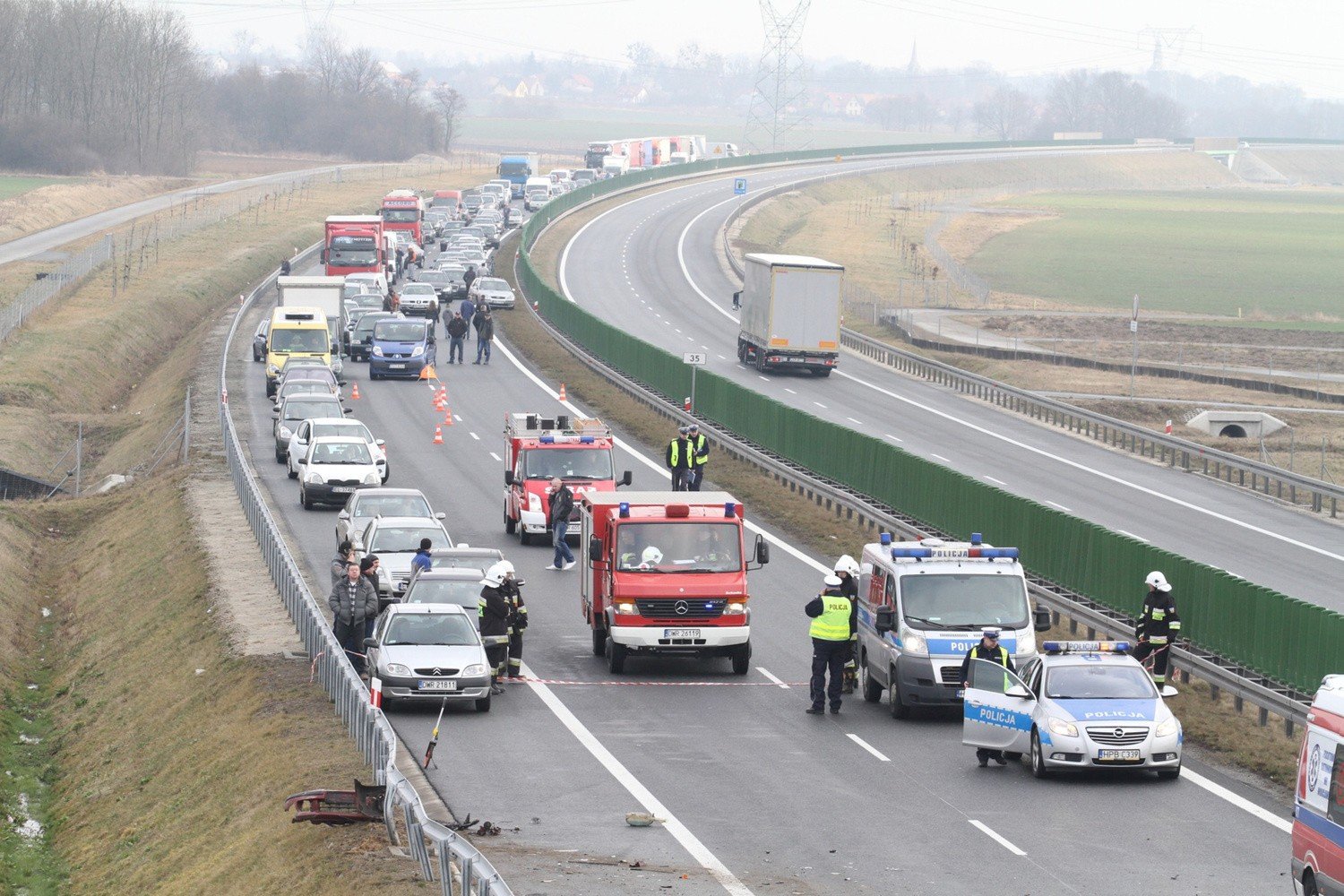 Wypadek na S8 Wrocław - Warszawa. Dachował samochód, droga zablokowana ...