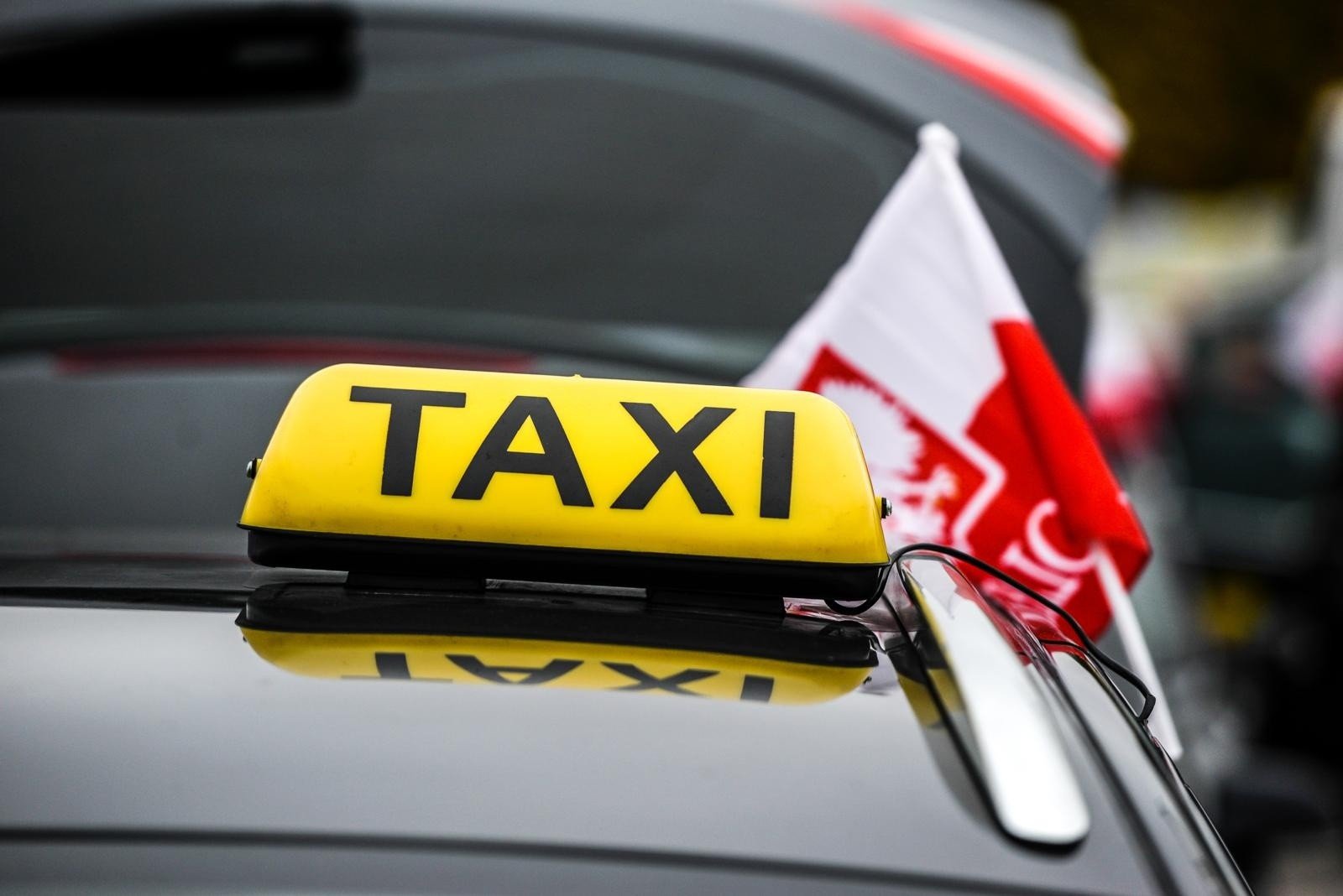 Taxi z aplikacji. Policja ostrzega i rusza z nową kampanią | Motofakty