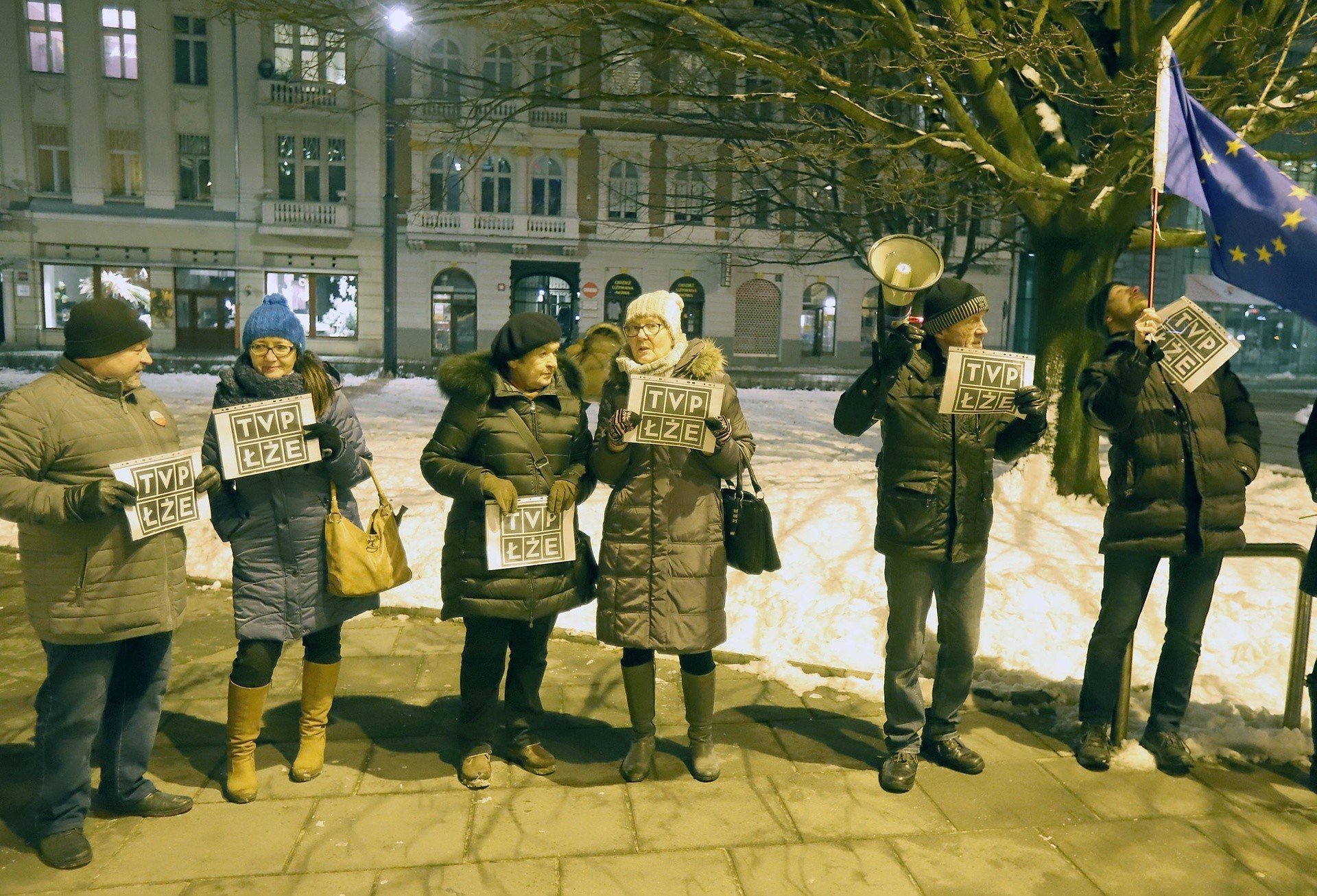 Protest przed TVP3 w Łodzi przeciwko publicznej telewizji [ZDJĘCIA FILM ...