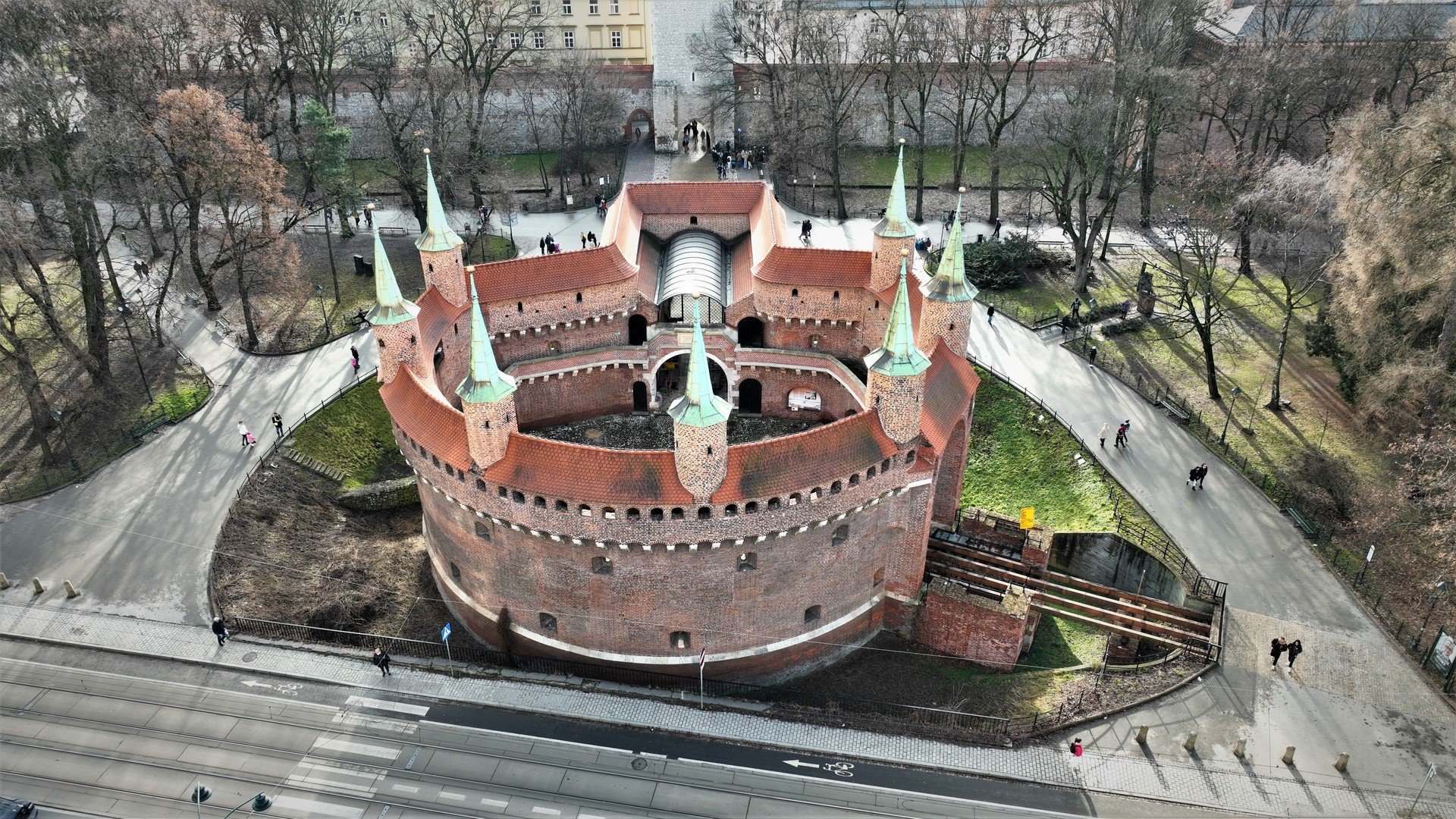 Barbakan był twierdzą nie do zdobycia. Gotycka budowla otwiera szlak do ...