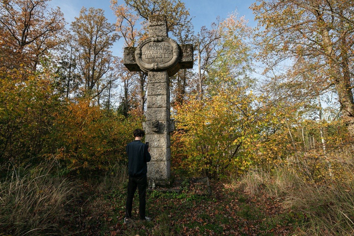 Tajemnicze cmentarze i gigantyczny grób w środku lasu. Niesamowite ...
