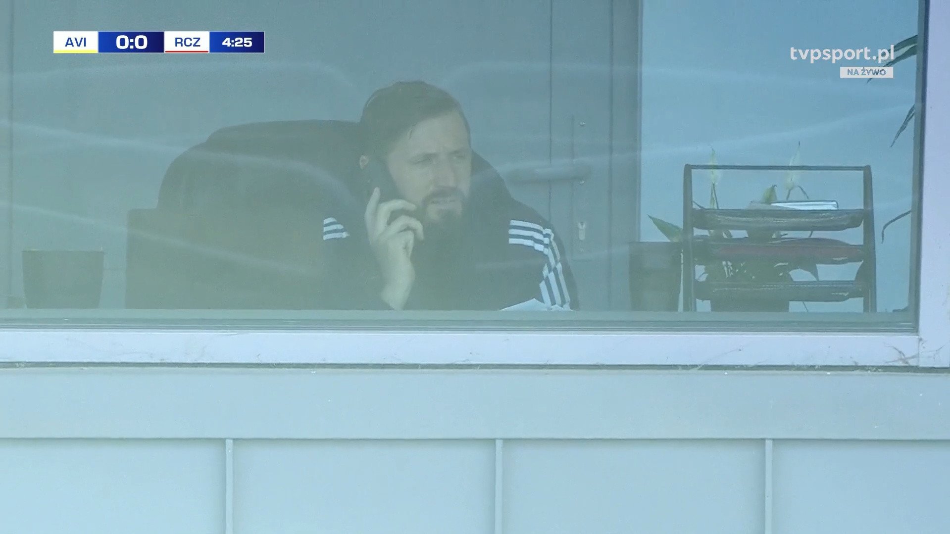 Trener Rakowa za szybą, ale pod telefonem. Tomczyk pokutował za ...