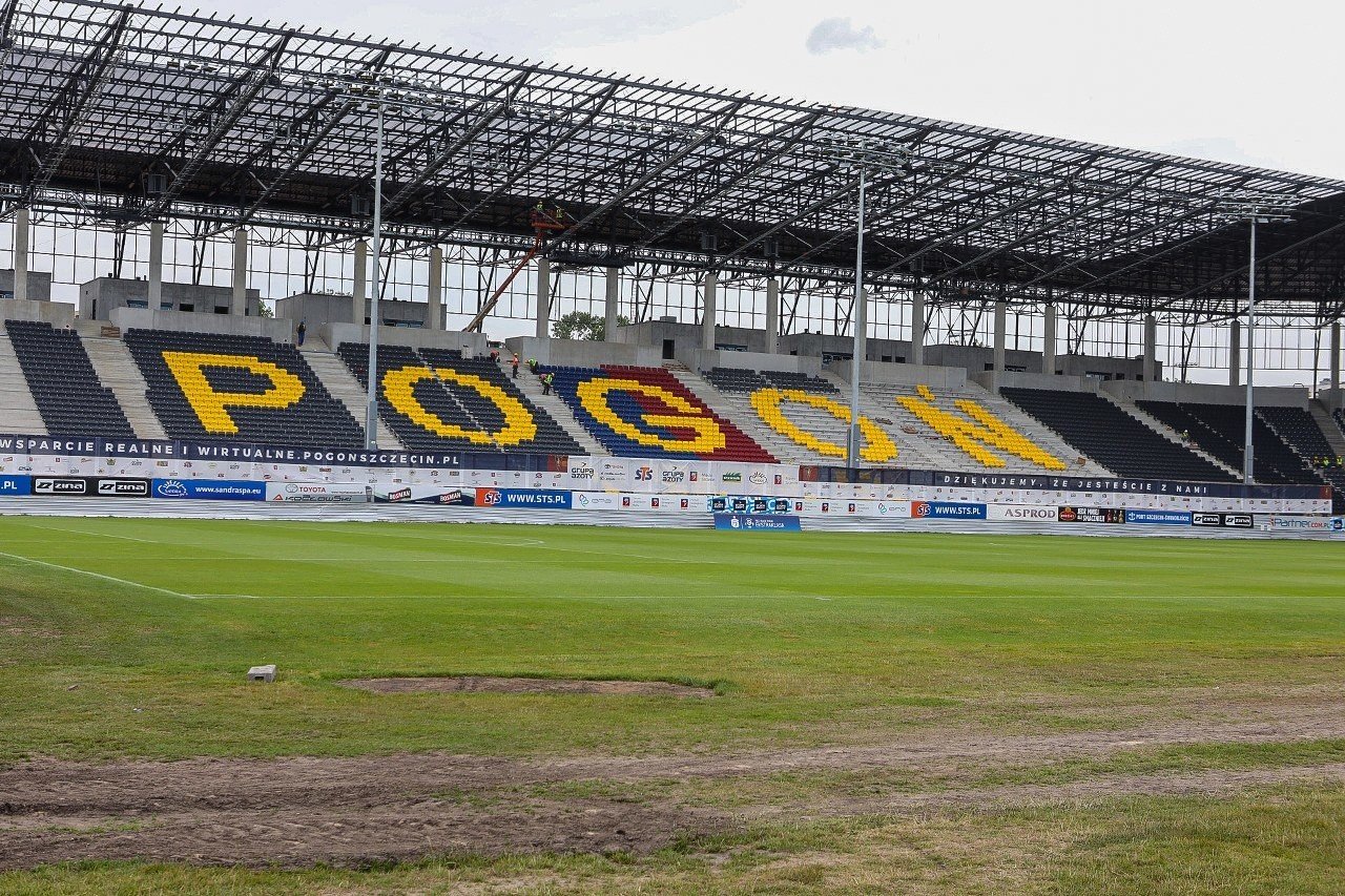 Stadion Pogoni: napis i data już zamontowane na trybunie południowej ...