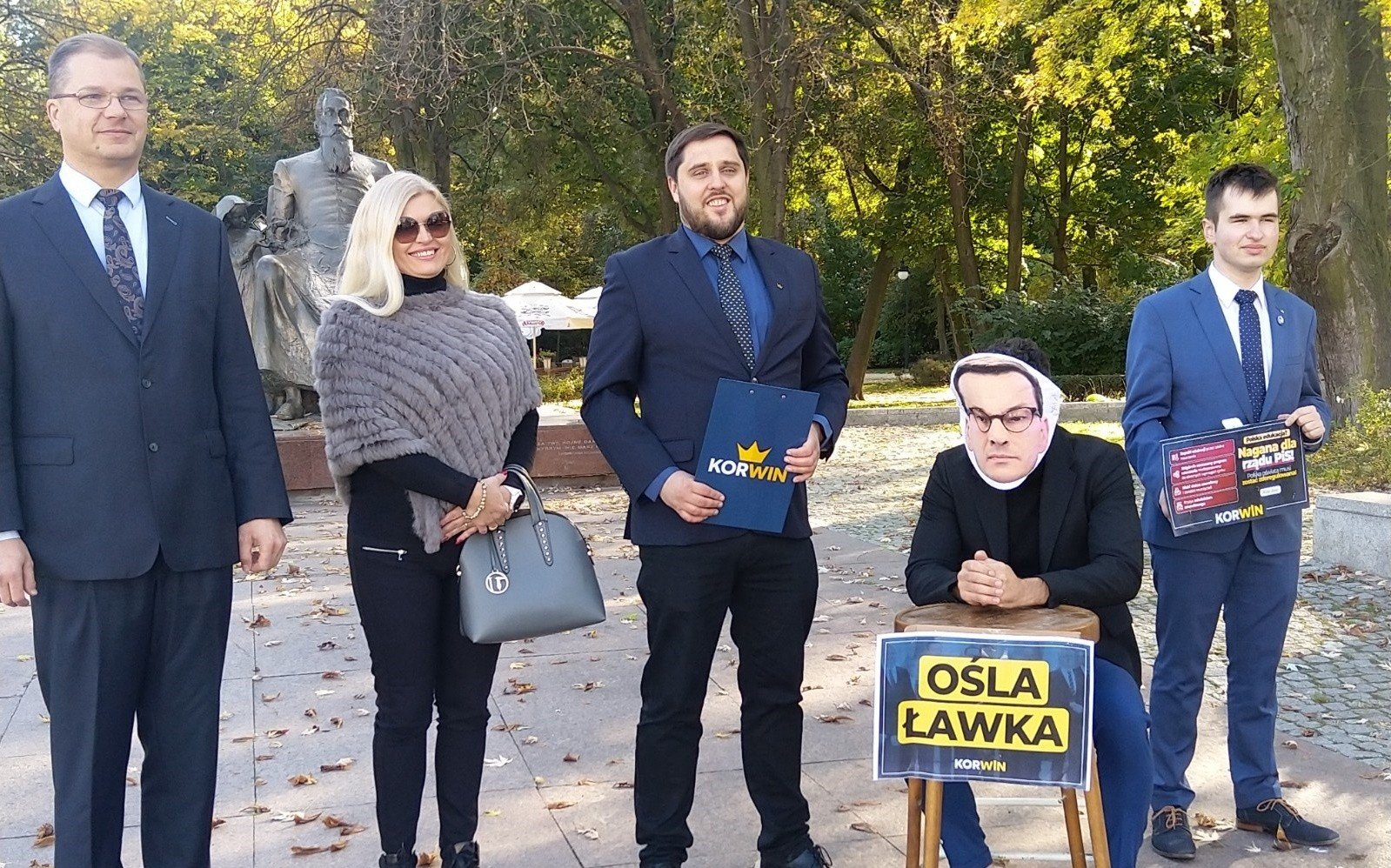 Partia KORWiN w Radomiu mówiła o polskiej edukacji. Wręczyli premierowi ...