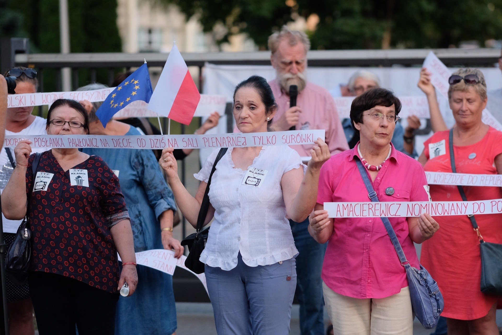 Protest przed siedzibą TVP Poznań: "Telewizja publiczna przestała być ...