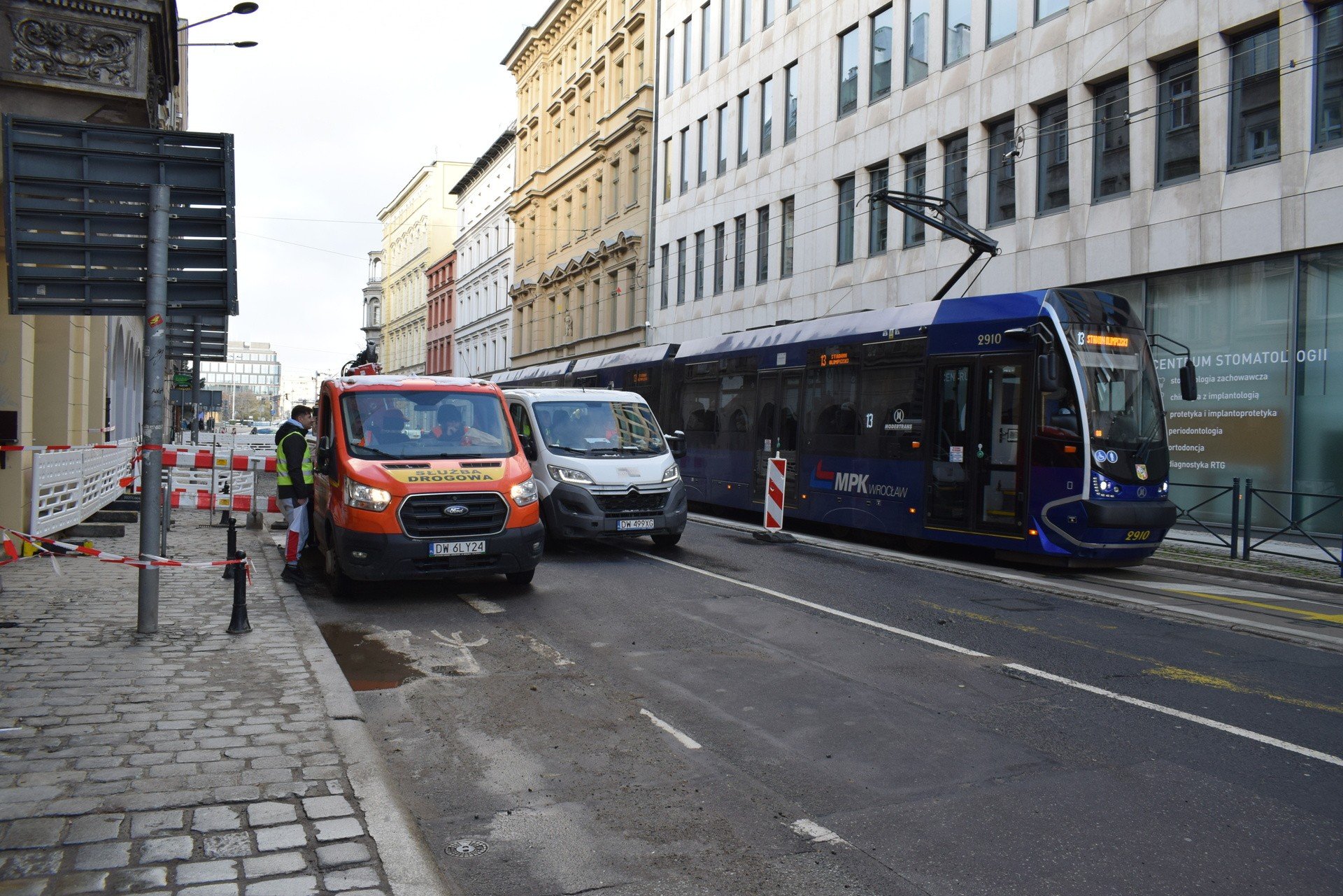 Ulica Ruska we Wrocławiu częściowo otwarta. Tramwaje i samochody jeżdżą ...